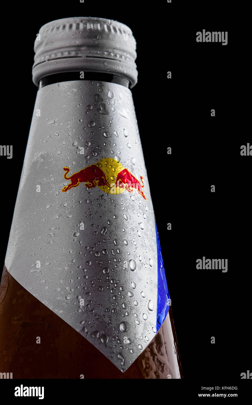 Flasche Dose Red Bull Energy Drink Stockfotos und -bilder Kaufen - Alamy