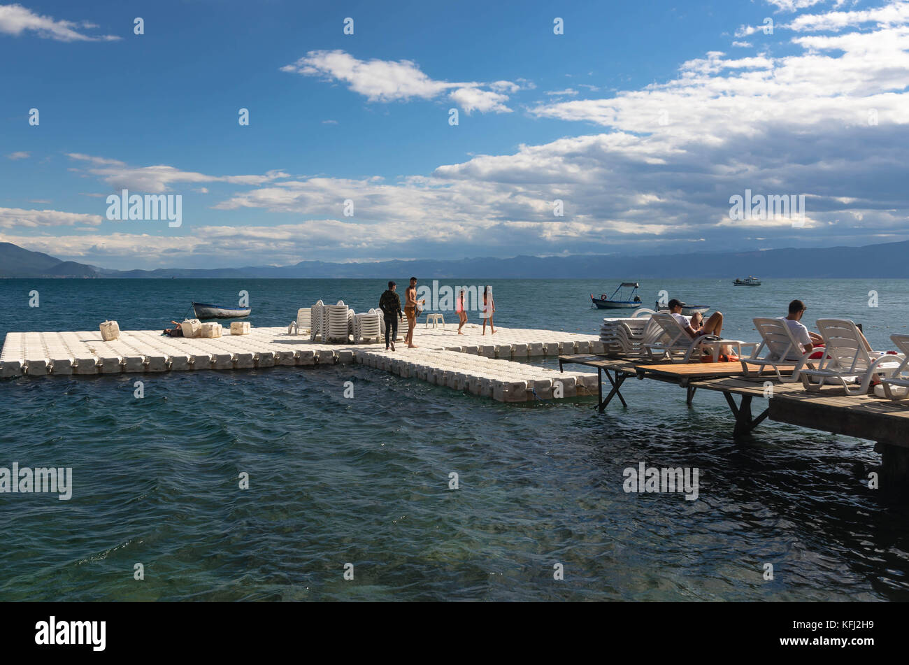Ohrid See und die Strände rund um den See mit dem Hintergrund Szene von ...