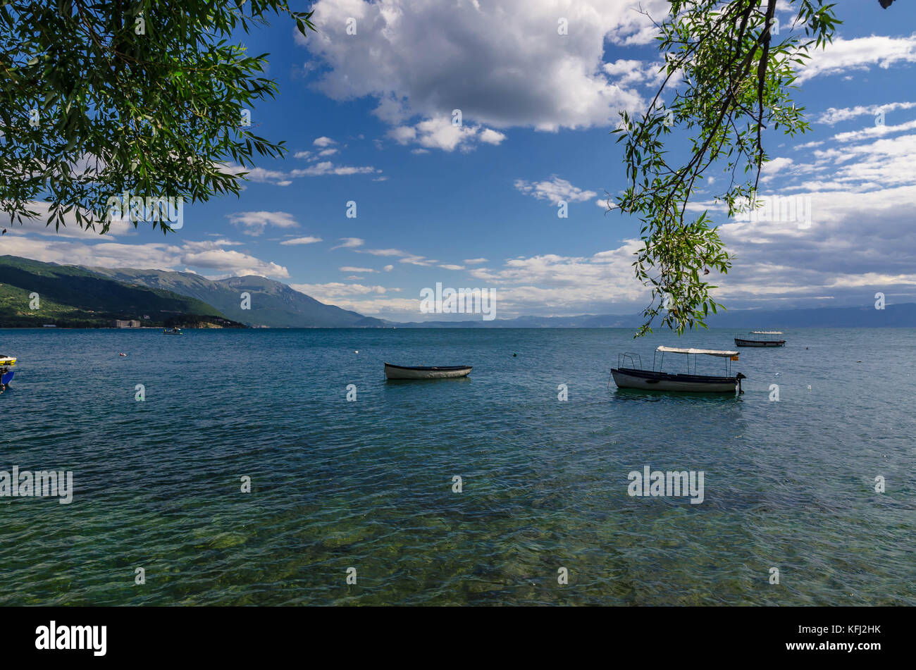 Ohrid See und die Strände rund um den See mit dem Hintergrund Szene von ...
