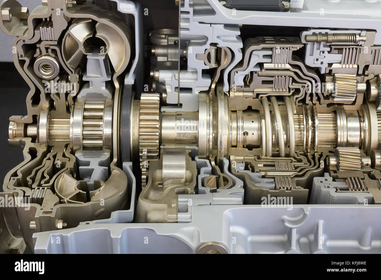 Schnittmodell des Getriebes des Fahrzeugs innen angezeigt ...