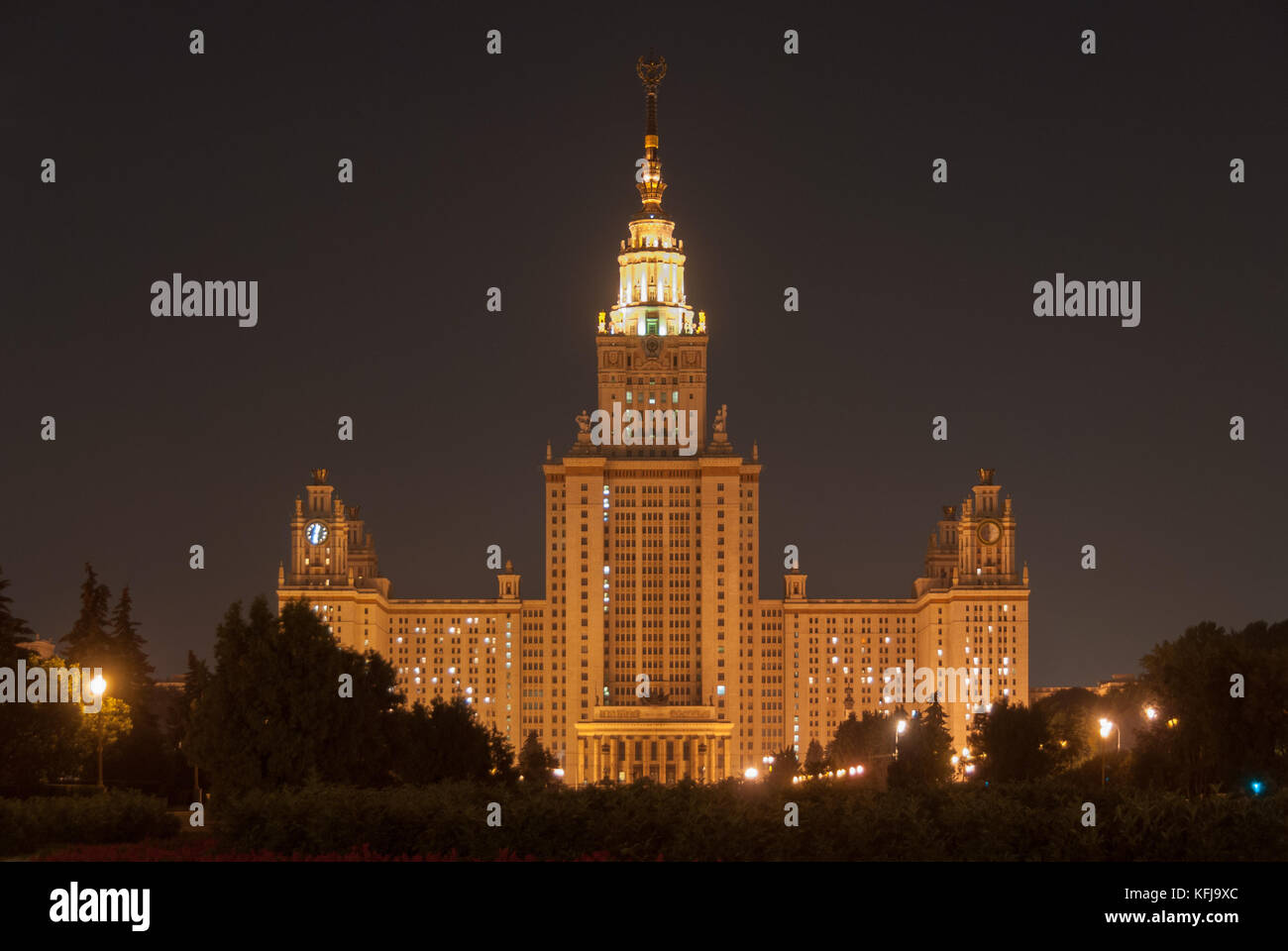Staatliche Universität Moskau (MGU) in Moskau, Russland in der Nacht ...