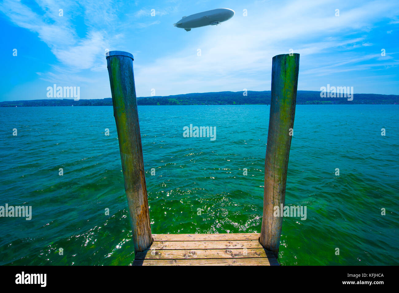 Hölzerne Seebrücke am Bodensee auf der Insel Reichenau, Bodensee mit ...