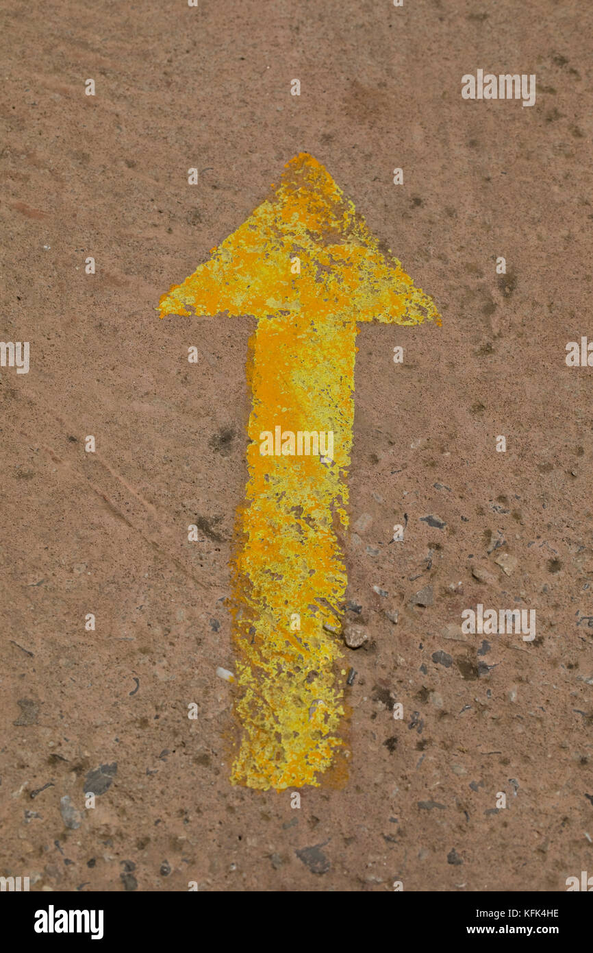 Gelber Pfeil auf einem Pfad zeigt die Richtung lackiert Stockfotografie ...