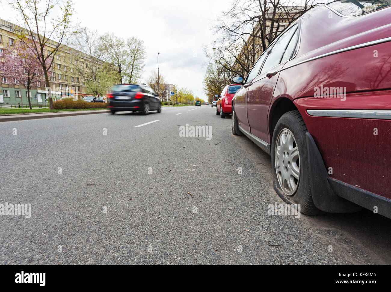 Platten reifen des autos -Fotos und -Bildmaterial in hoher Auflösung ...