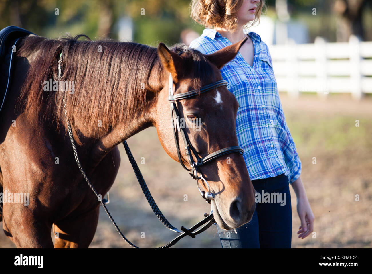 Young Woman Holding Western Saddle Stockfotos und -bilder Kaufen - Alamy