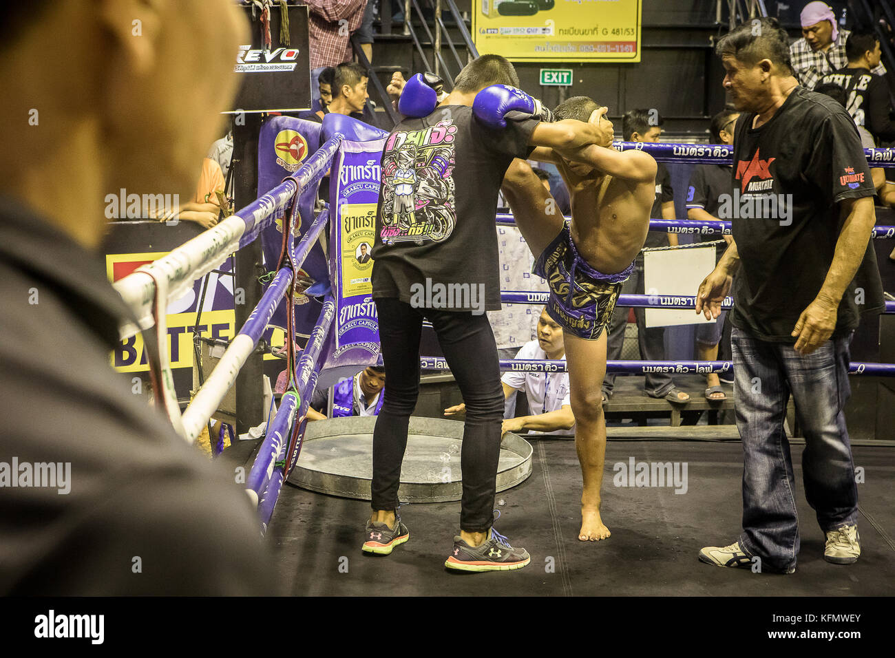 Junge, Muay Thai Boxer Stretching Muskeln, Bangkok, Thailand ...