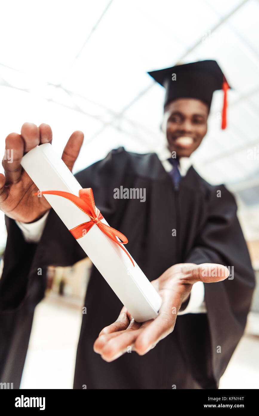 Person diplom -Fotos und -Bildmaterial in hoher Auflösung – Alamy