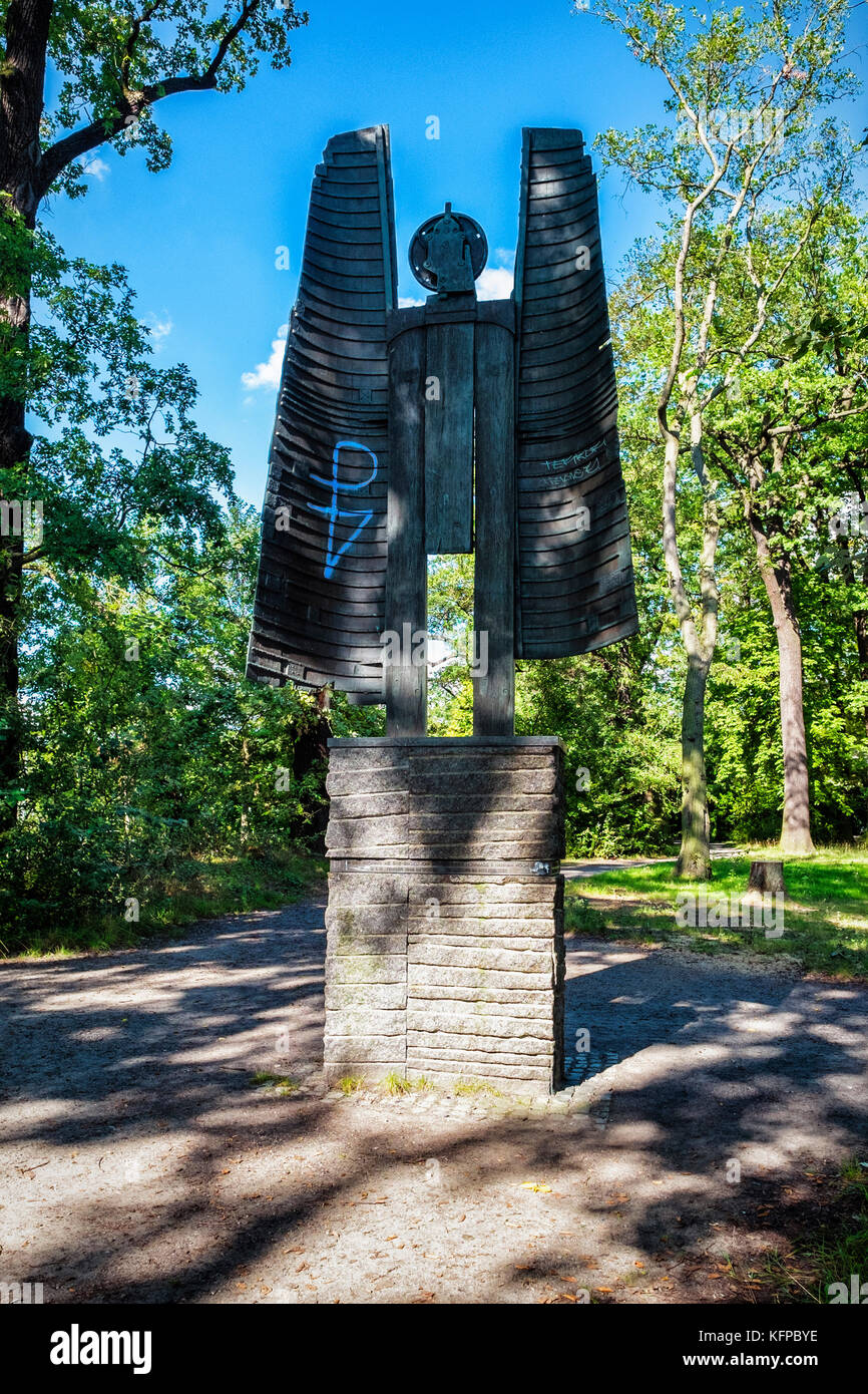 Berlin, Alt-Tegel. Hannah Höch Denkmal, Bronze und Holz Skulptur auf ...