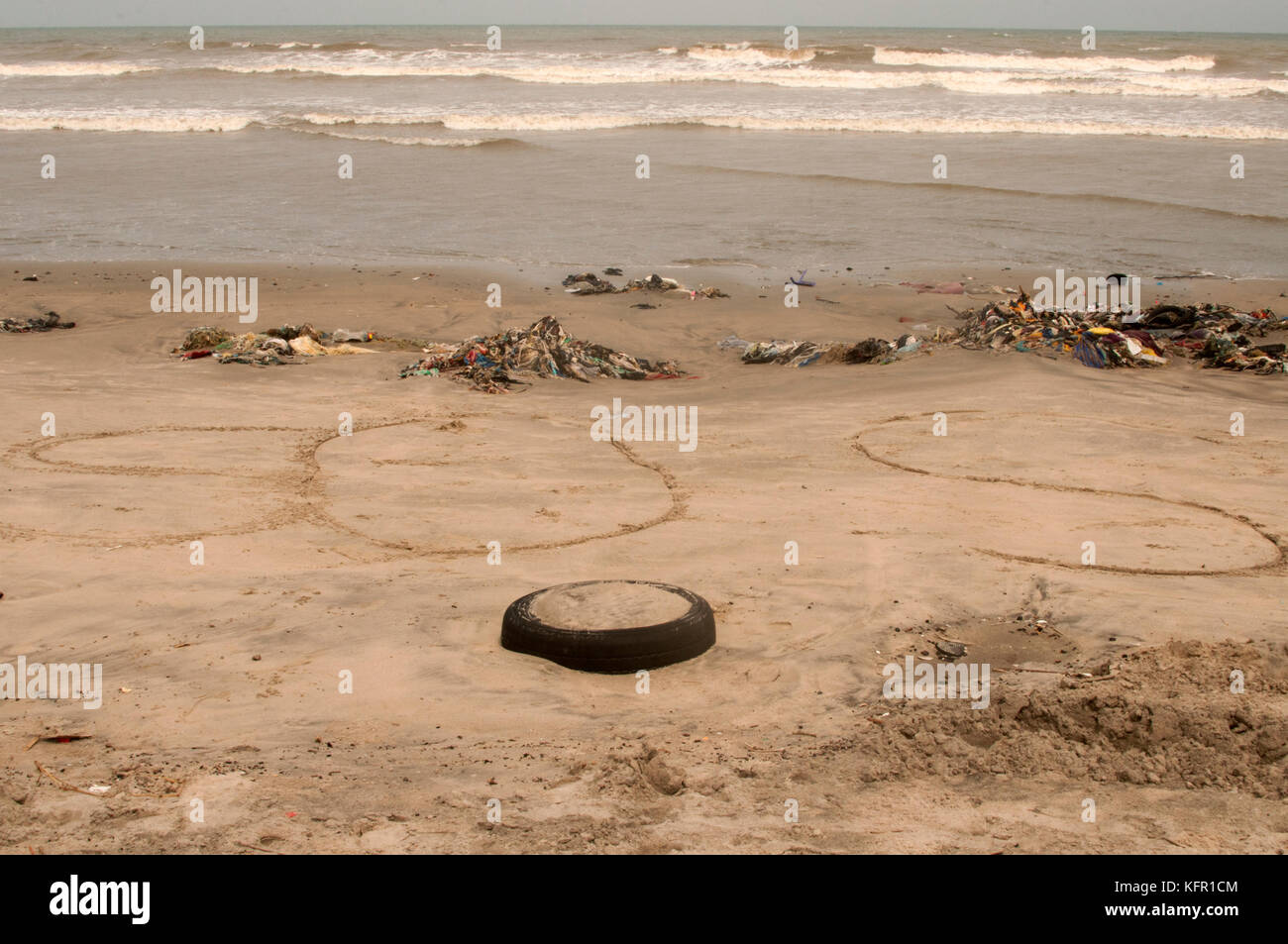 Dirty beach -Fotos und -Bildmaterial in hoher Auflösung – Alamy