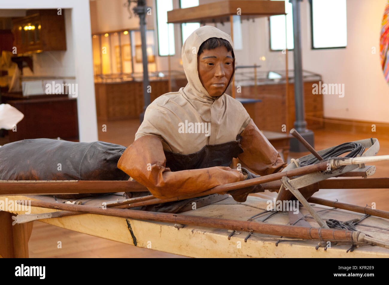 Native Person aus dem Norden in einem Kajak. Installation in Monaco ...