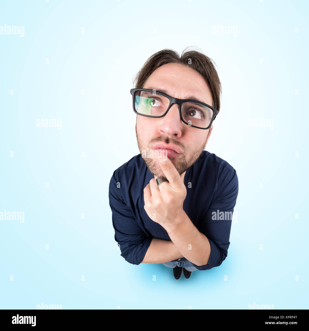 Junger mann lustig von oben -Fotos und -Bildmaterial in hoher Auflösung ...