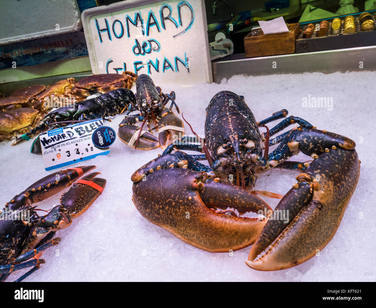 Blaue hummer auf eis display markt bretagne -Fotos und -Bildmaterial in ...