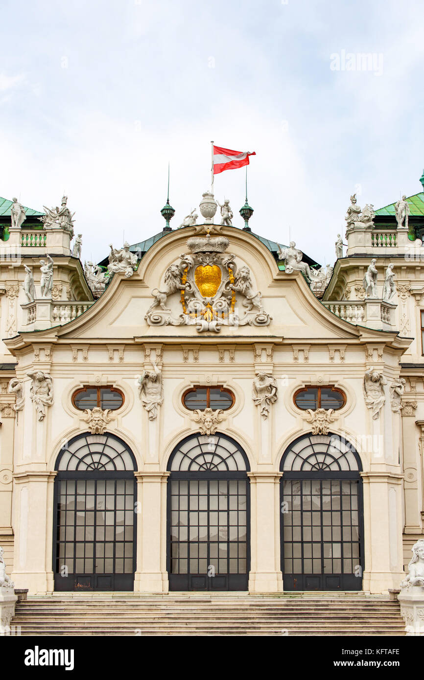 Goldene Wappen von Österreich auf Schloss Belvedere, Wien, eu ...