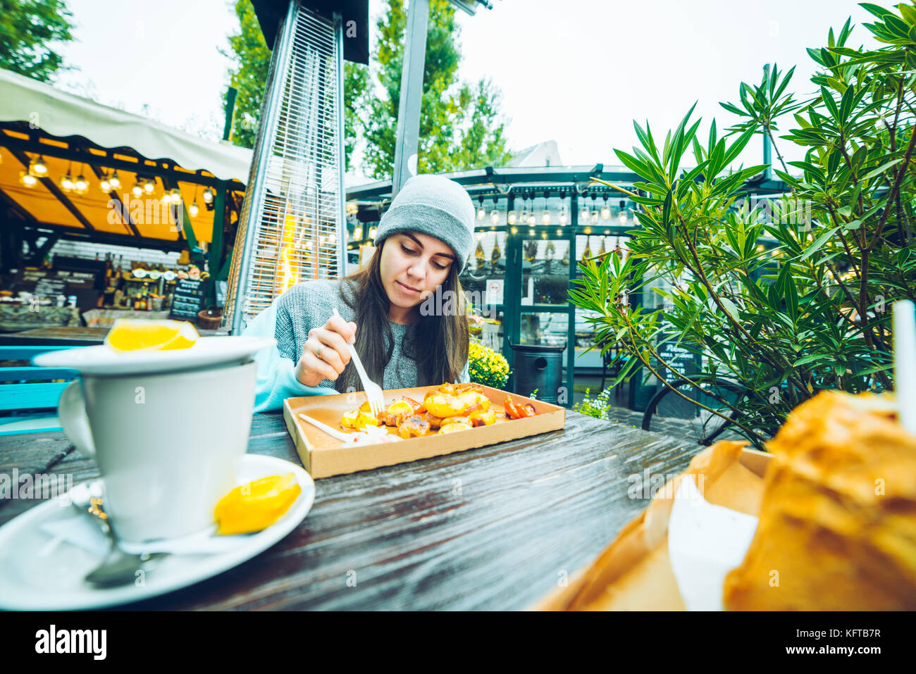 Menschen Essen Im Restaurant Stockfotos und -bilder Kaufen - Alamy