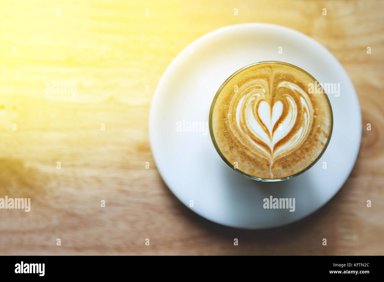 Latte herz -Fotos und -Bildmaterial in hoher Auflösung – Alamy