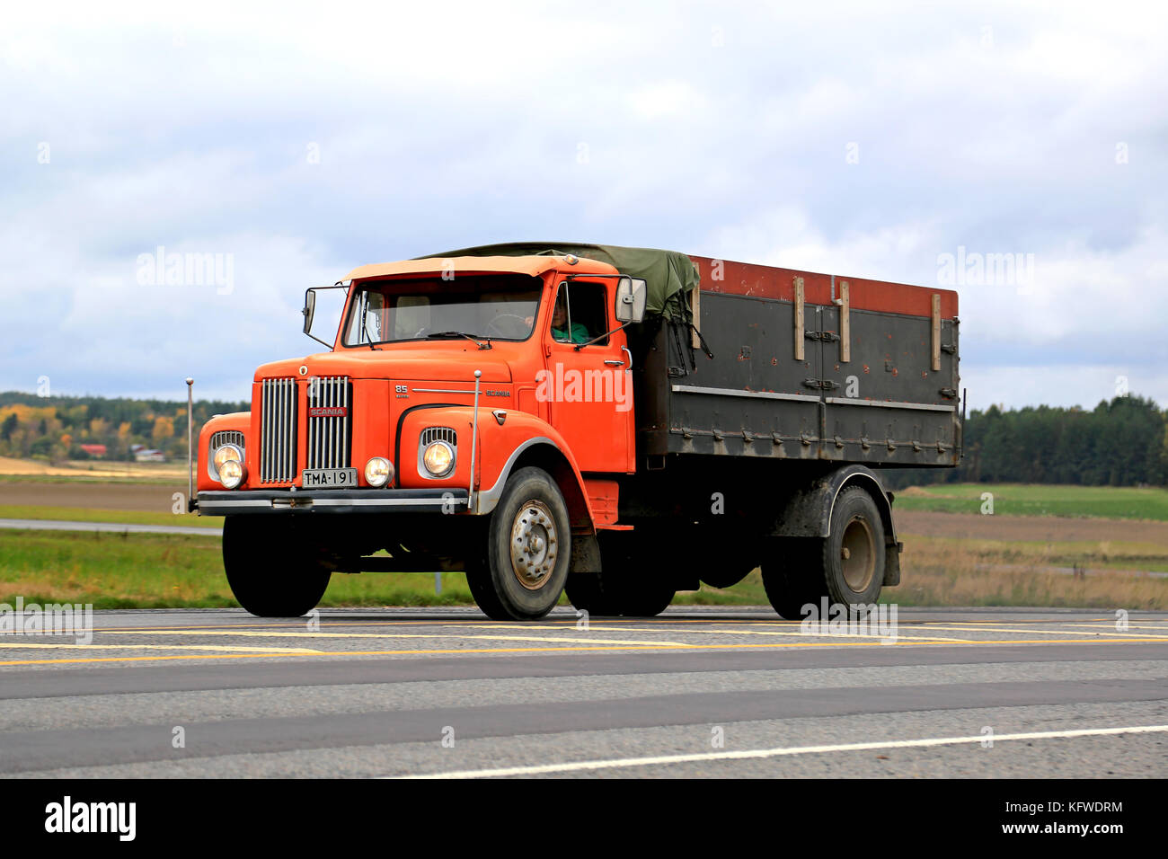 Orange scania super -Fotos und -Bildmaterial in hoher Auflösung – Alamy