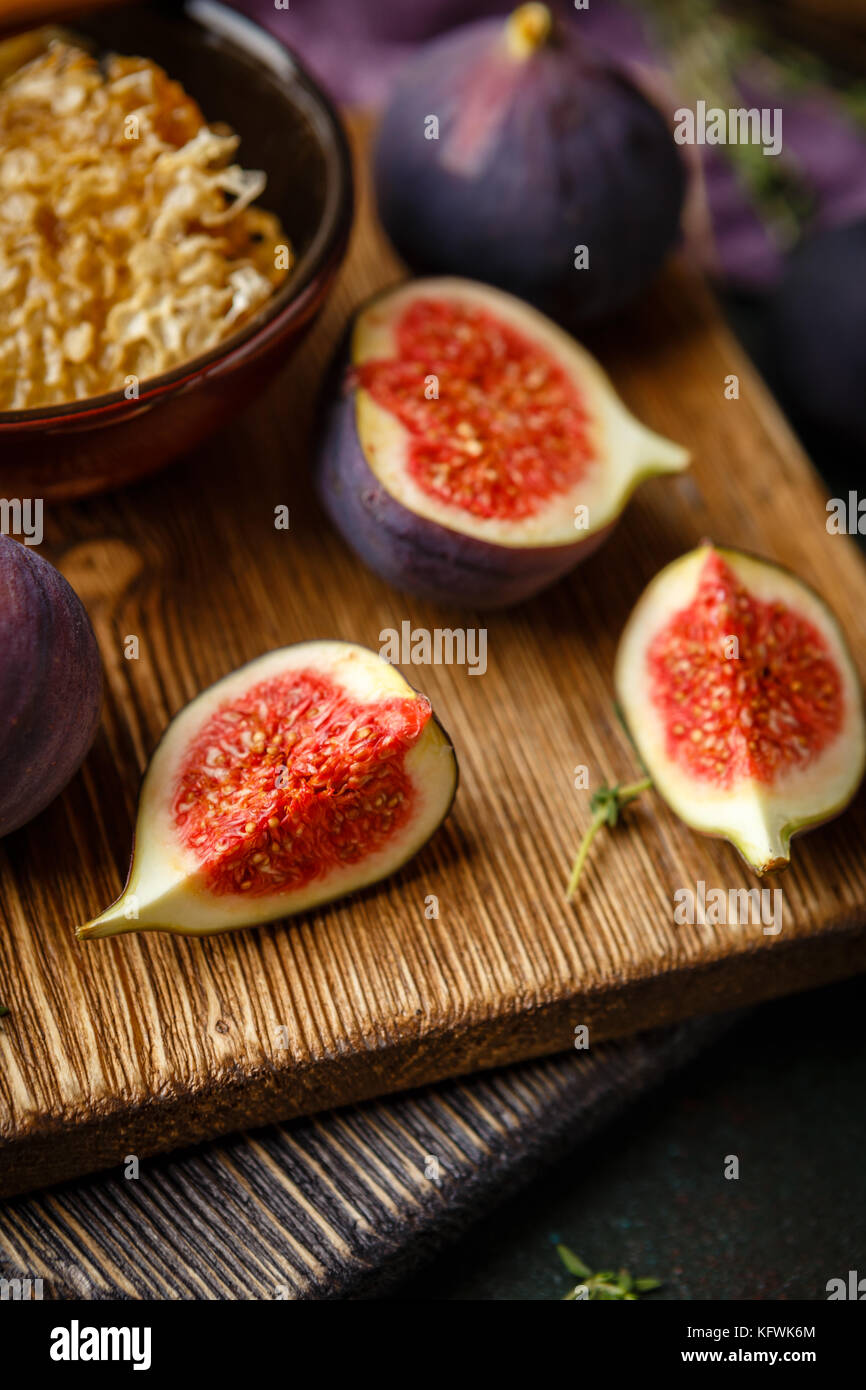 Saftige frische ganze Bild Obst und einem Schnitt Feigen und einer ...