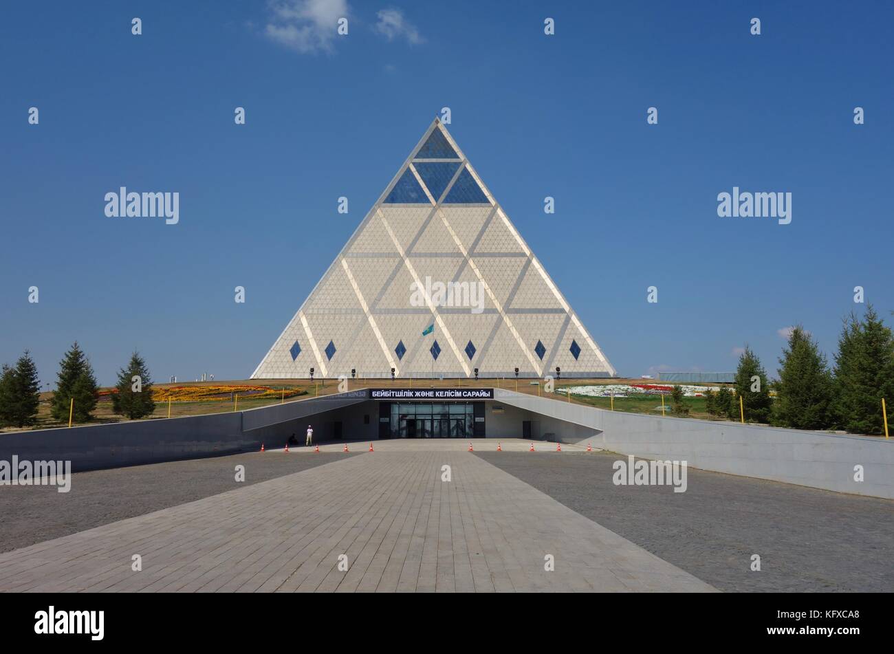 Pyramid of peace and accord -Fotos und -Bildmaterial in hoher Auflösung ...