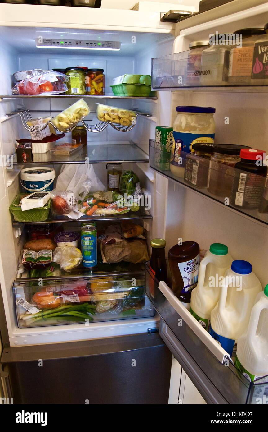 Kühlschrank mit Lebensmitteln und Getränken, darunter Milch, typisch ... Kühlschrank mit Lebensmitteln und Getränken, darunter Milch, typisch ...