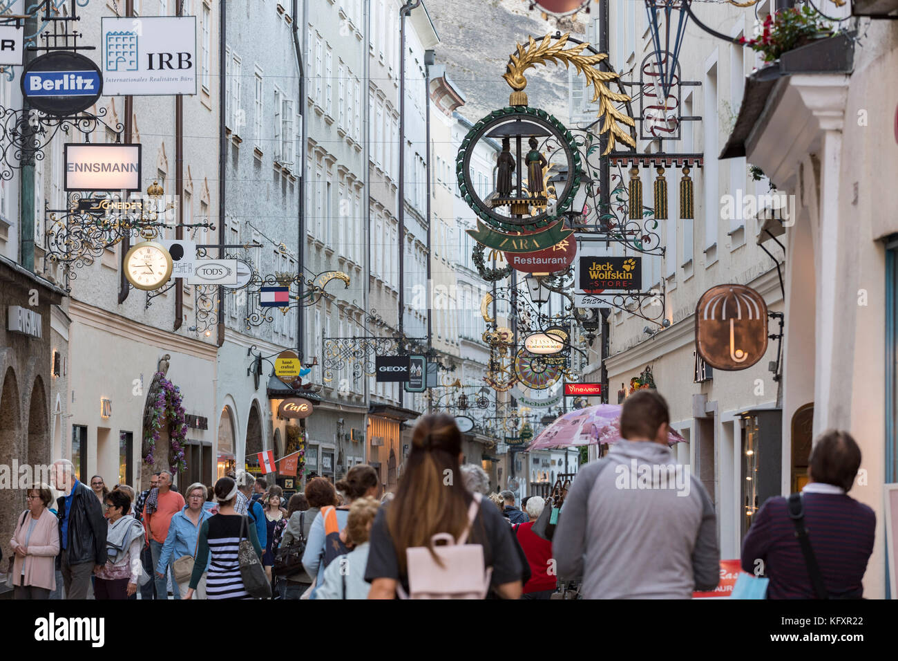 Getreidegasse old town salzburg austria -Fotos und -Bildmaterial in ...