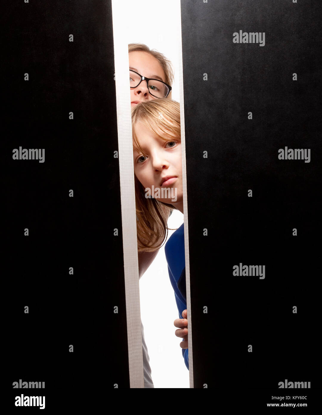 Neugierige kinder -Fotos und -Bildmaterial in hoher Auflösung – Alamy