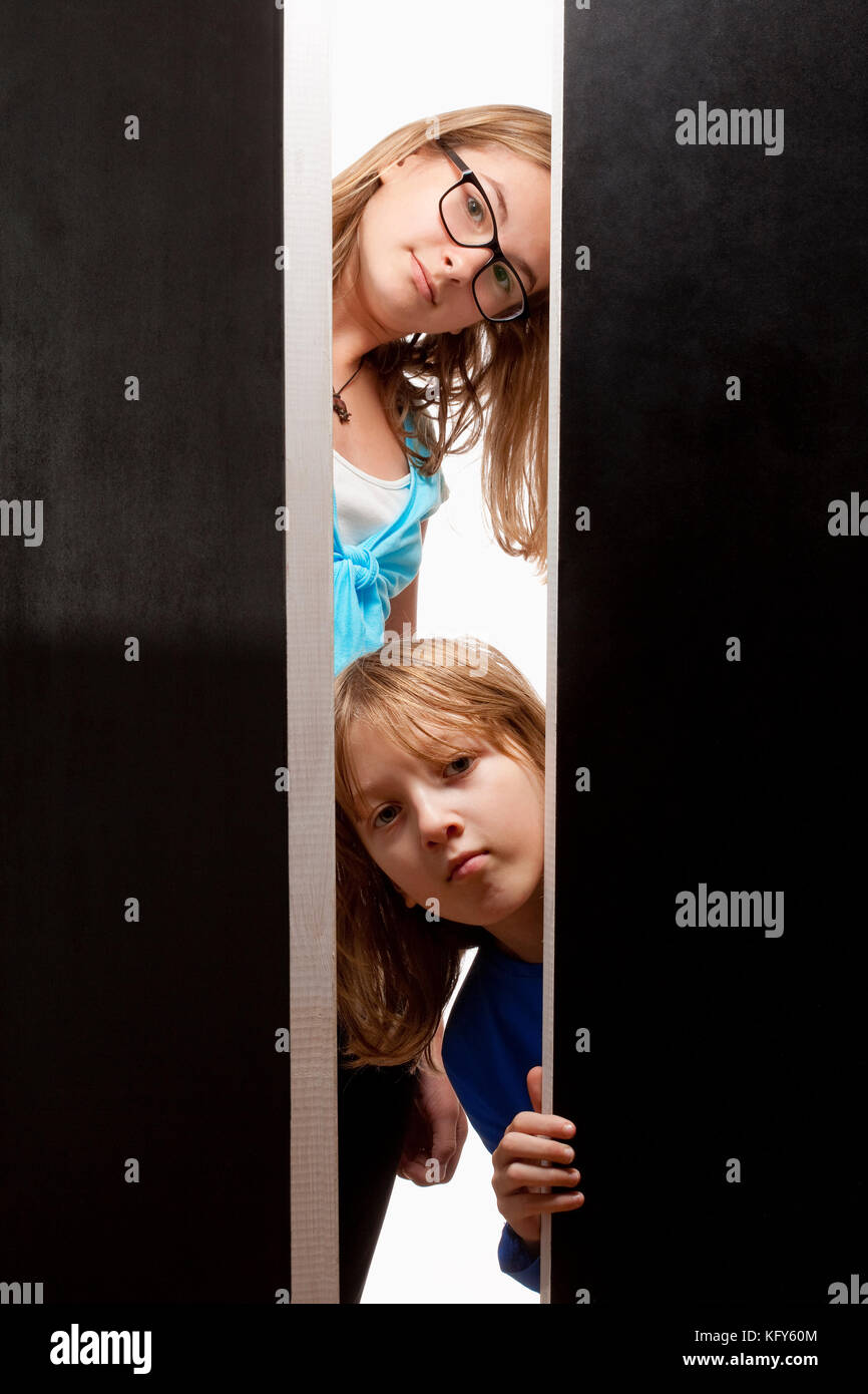 Neugierige kinder -Fotos und -Bildmaterial in hoher Auflösung – Alamy