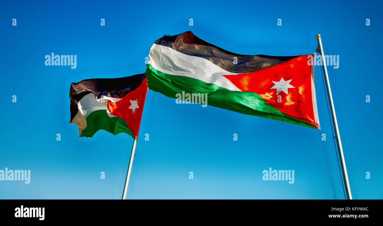 in Jordanien die nationale Fahne in den Wind und Himmel Stockfotografie ...