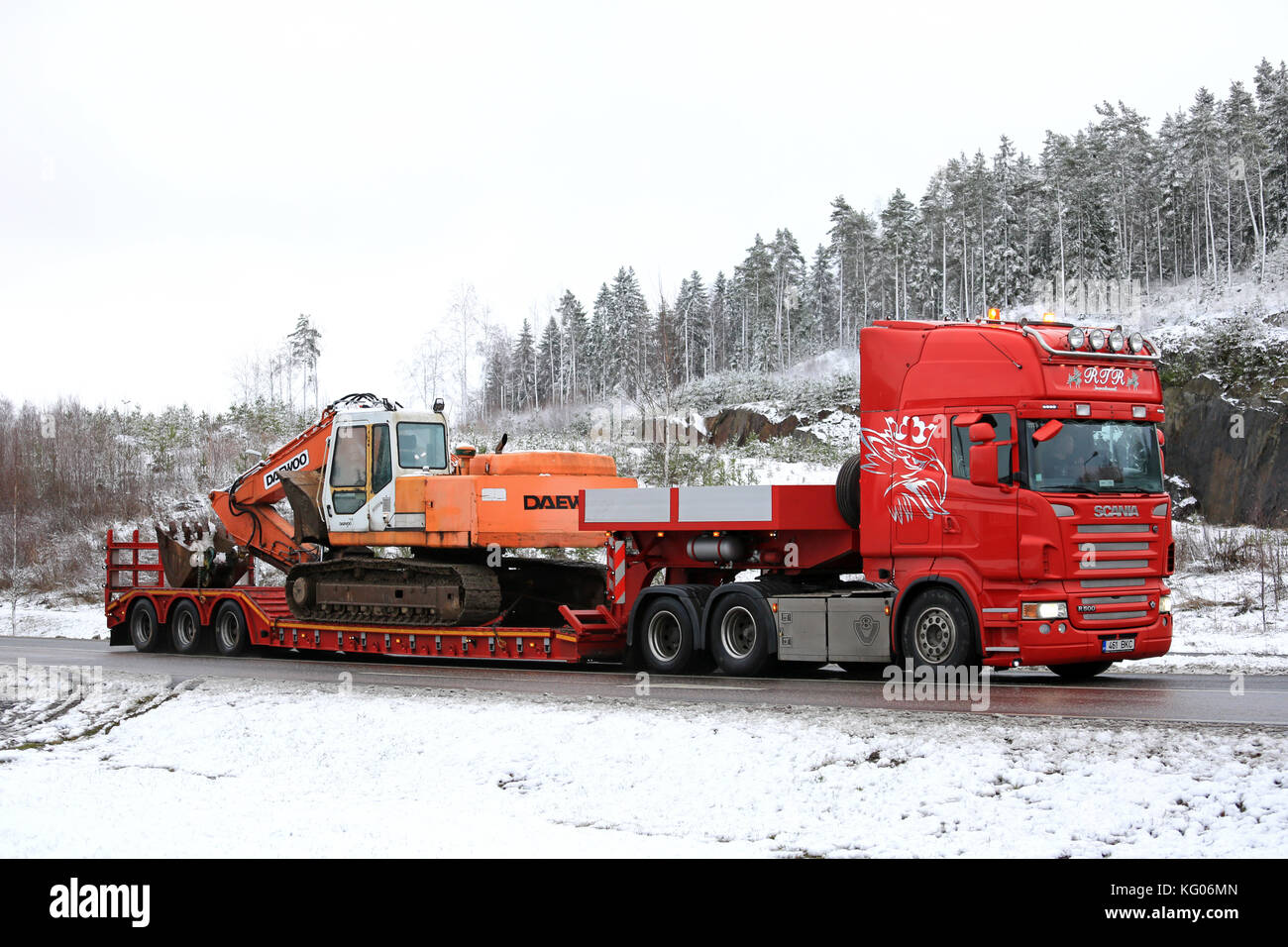 Mariehamn, Finnland - November 21, 2015: rote Scania R 500 Hols daewoo ...