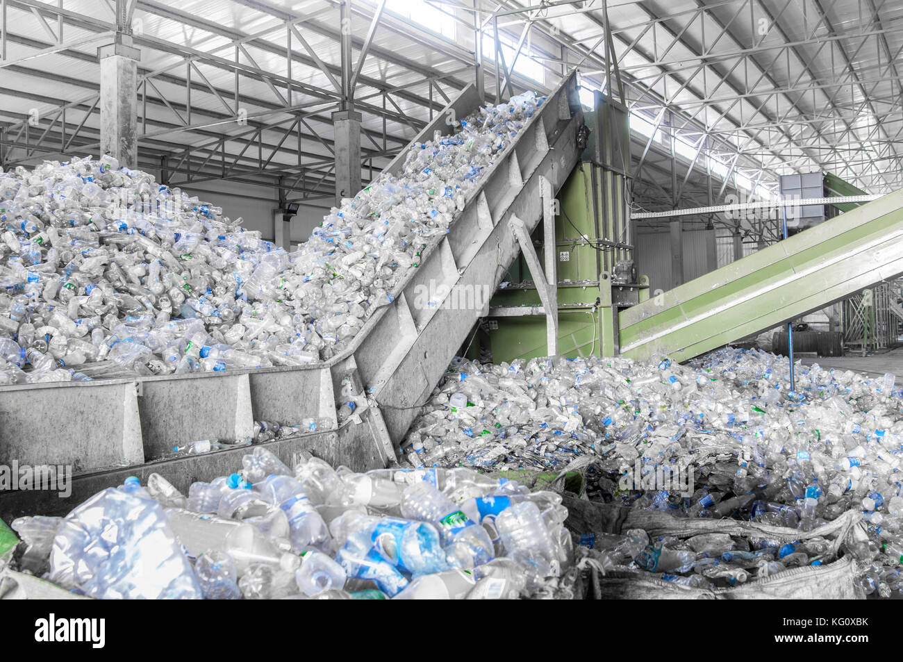 Closeup Rolltreppe mit einem Haufen von Plastikflaschen in der Fabrik ...