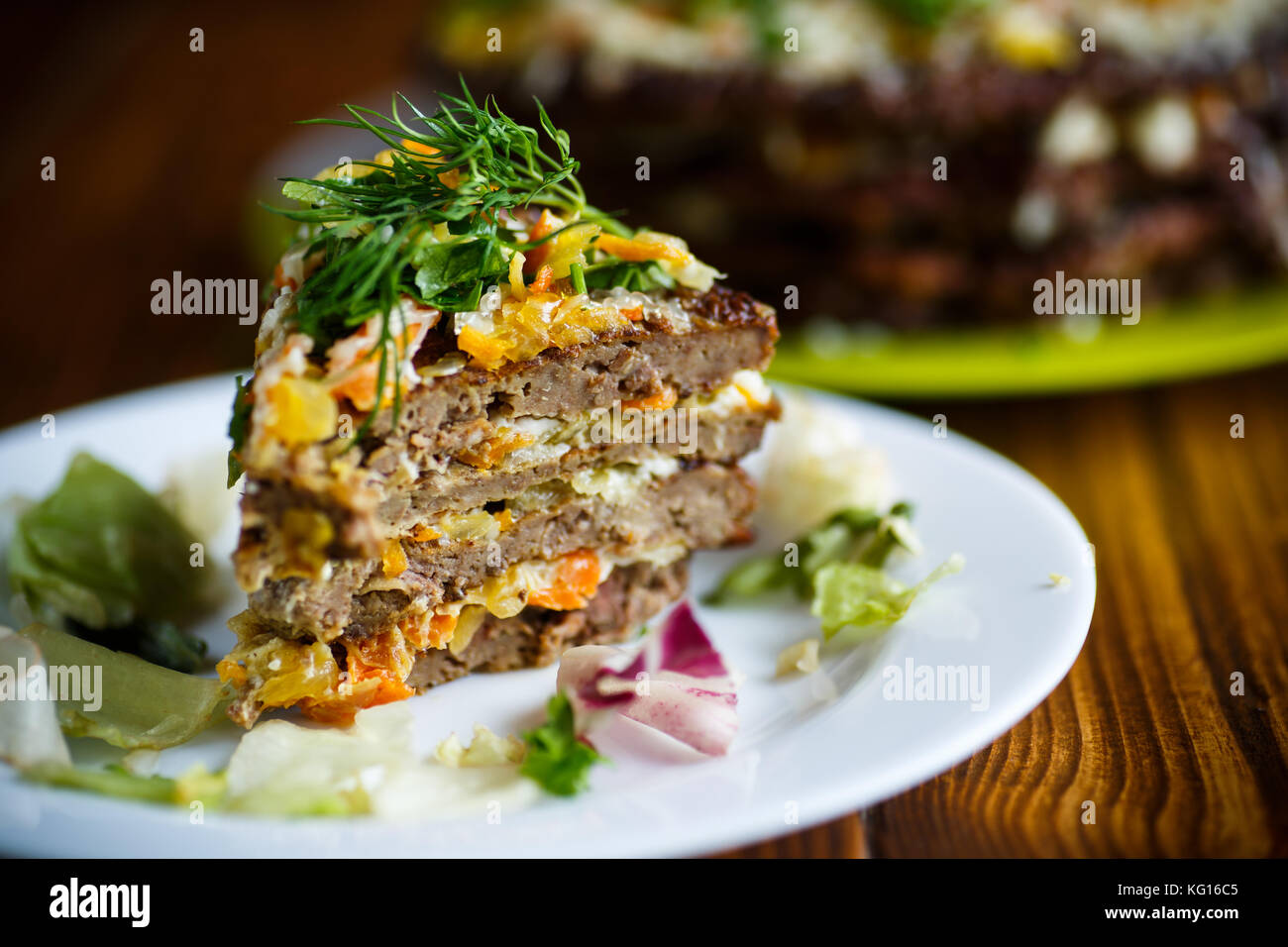 Leber-Torte Torte gefüllt mit Karotten und Zwiebeln Stockfotografie - Alamy