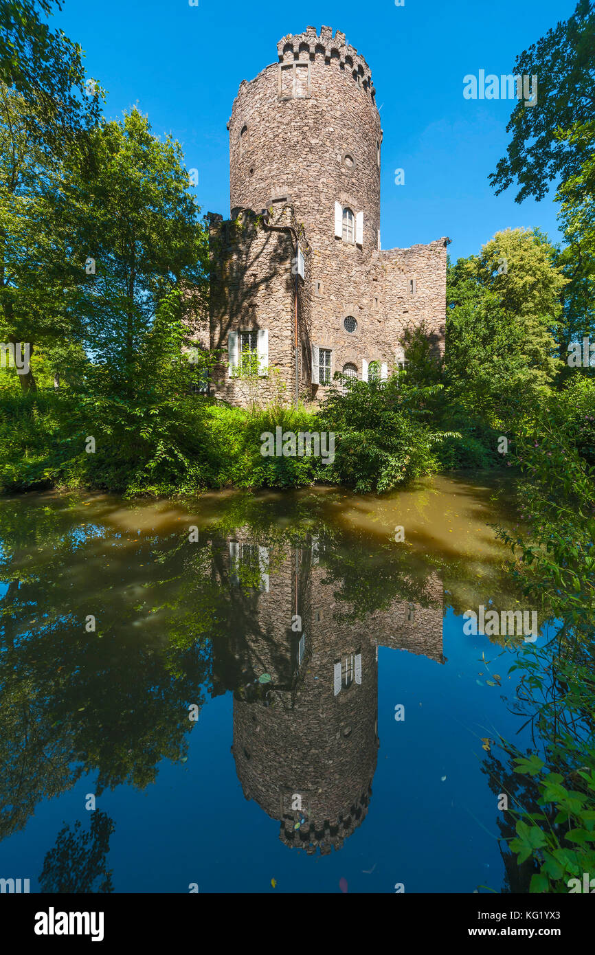 Hanau, Hessen, Deutschland: Kurpark Wilhelmsbad: Burgruine ...