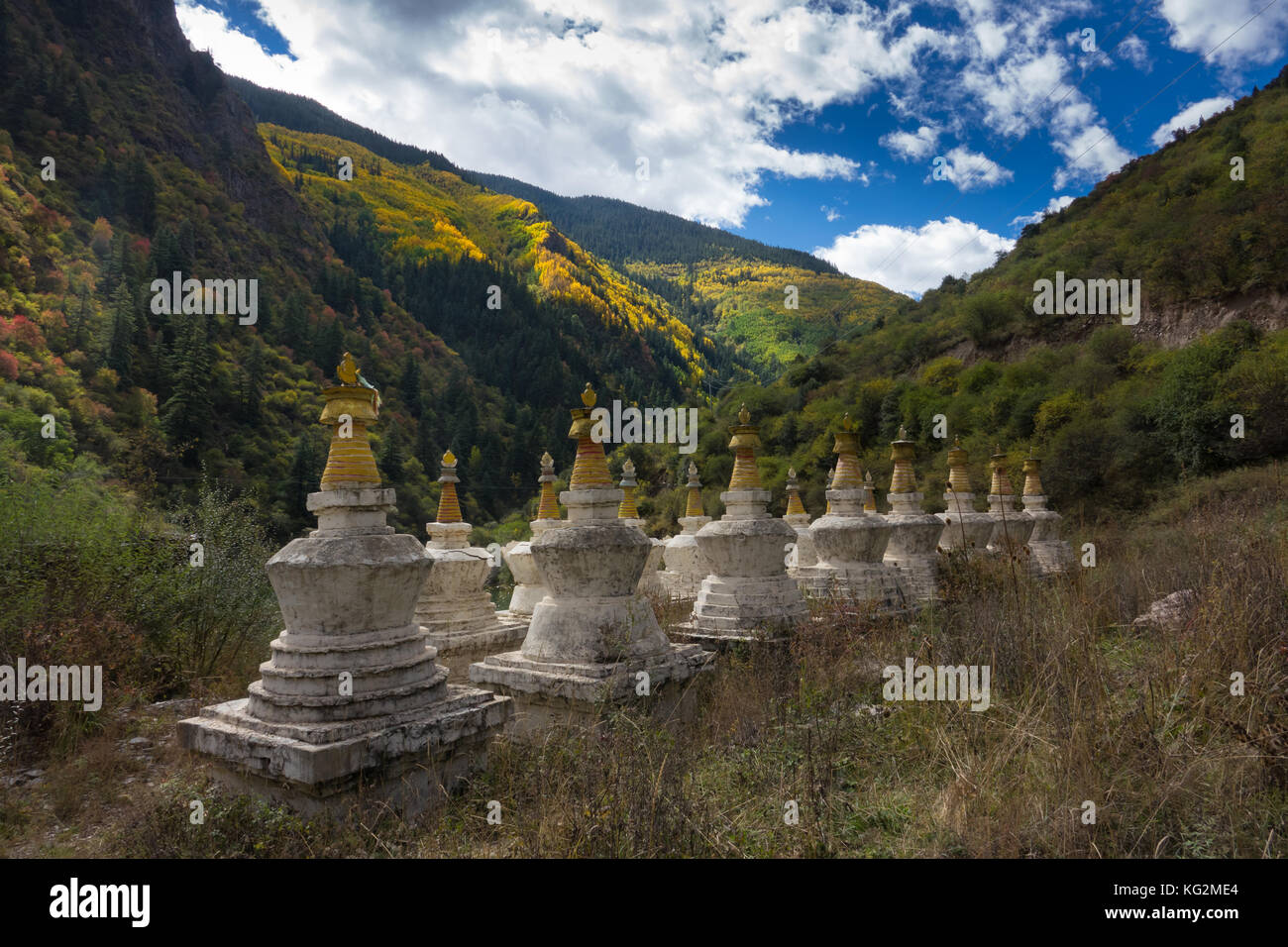 Heilige Pagoden im tibetischen Tempel mit bunten Wald auf dem Berg ...