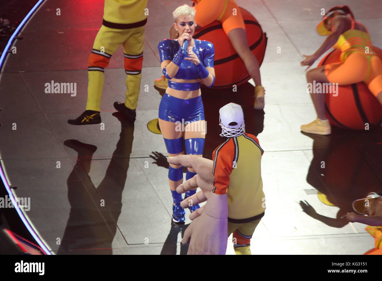 Katy Perry führt einige ihrer größten Hits und neue Musik auf der Bühne ...