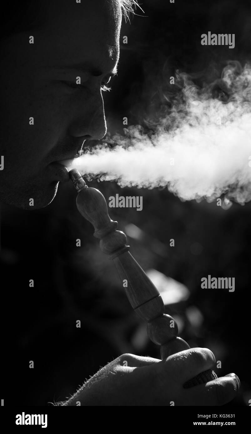 Shisha rauchen -Fotos und -Bildmaterial in hoher Auflösung – Alamy