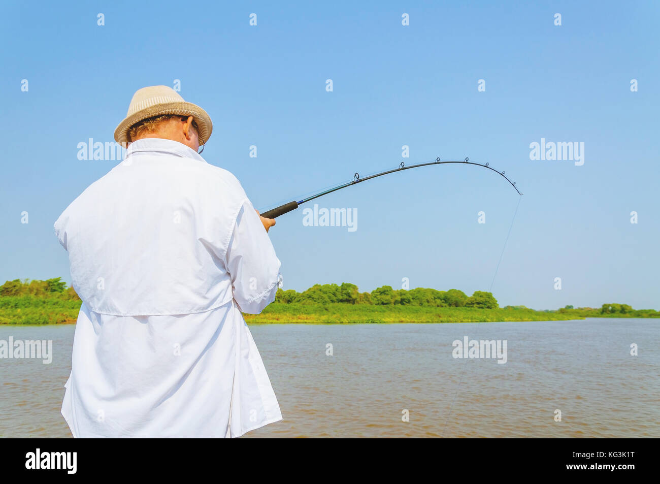 Fischer fangen einen Fisch mit der Angelrute enverged durch den Fisch ...