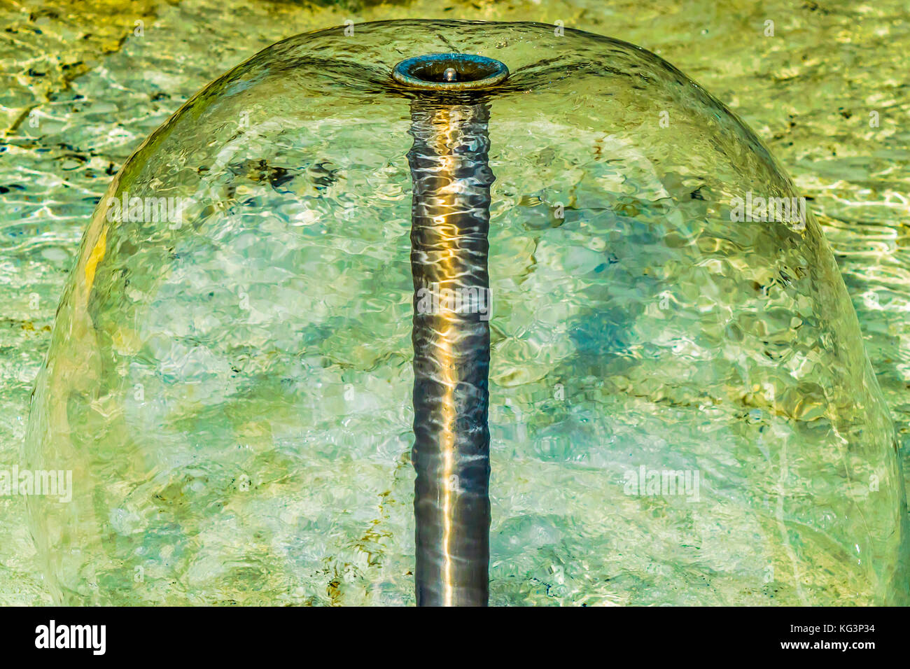 Springbrunnen Jet klares grünes Wasser, Nahaufnahme. Brunnen ...