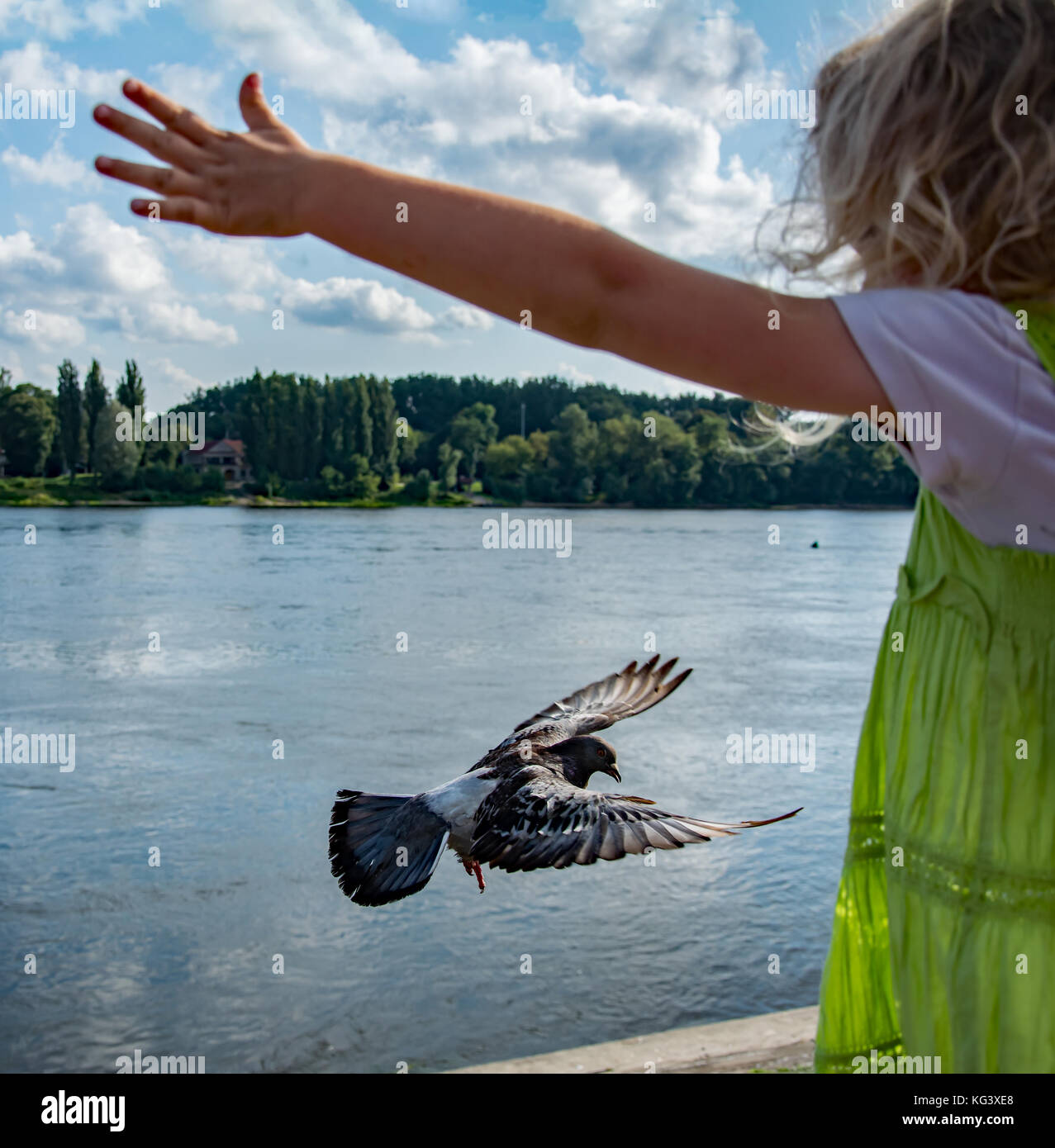 Girl with water wings -Fotos und -Bildmaterial in hoher Auflösung – Alamy