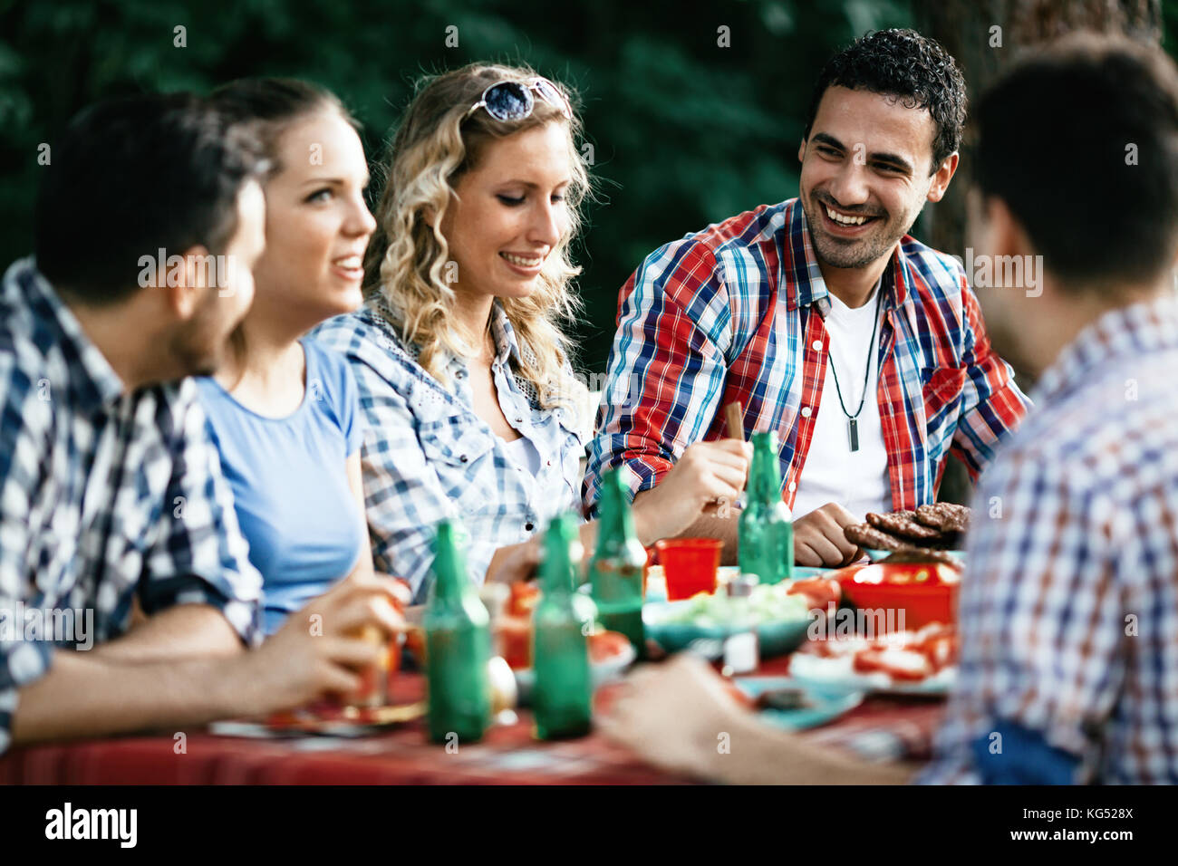Menschen party -Fotos und -Bildmaterial in hoher Auflösung – Alamy