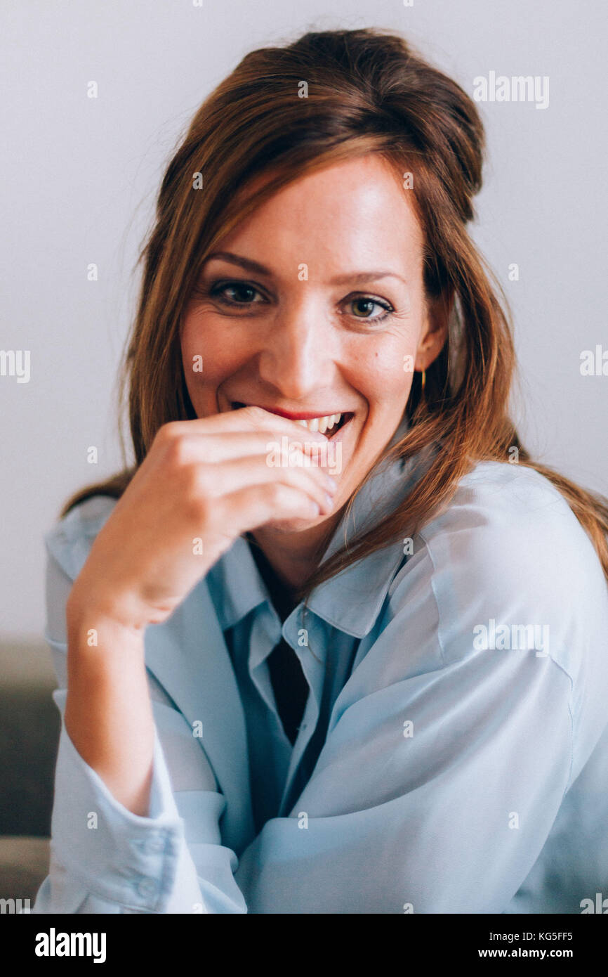 Frau bluse portrait hand -Fotos und -Bildmaterial in hoher Auflösung ...