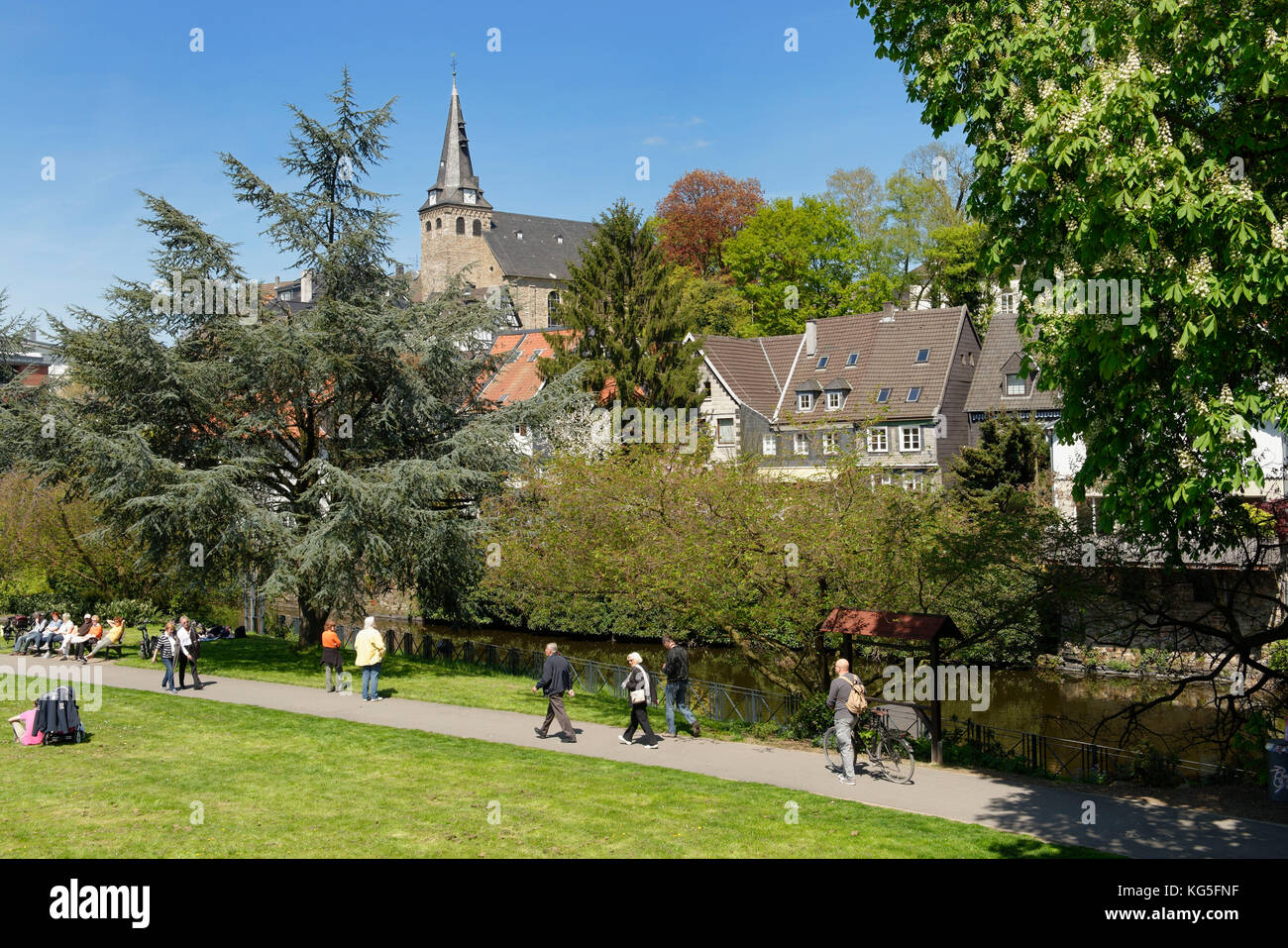 Altstadt Essen-Kettwig am Ruhrufer mit historischer Marktkirche, Essen ...