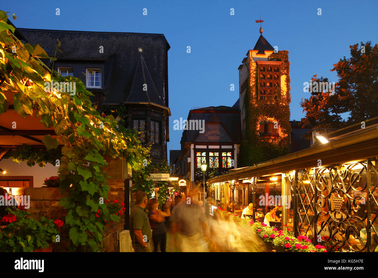 Rüdesheim am Rhein, Drosselgasse (Straße) mit Rüdesheimer Schloss ...