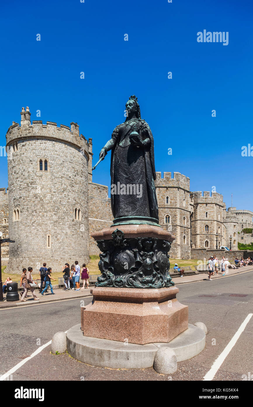 England, Berkshire, Windsor, Statue von Queen Victoria und Windsor ...