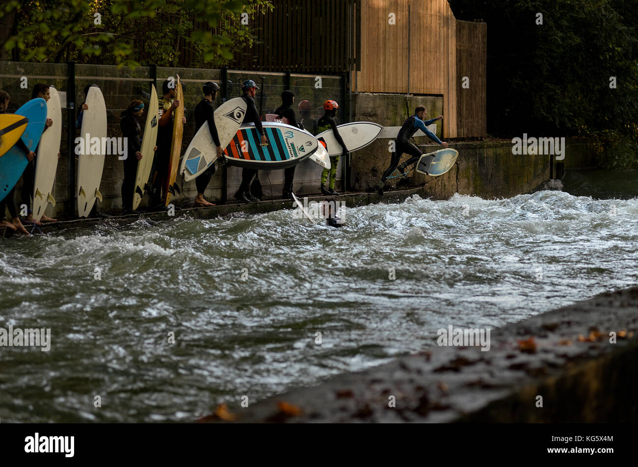Surfer an der e2 kleine eisbachwelle Fluss surfen Spot bei München ...