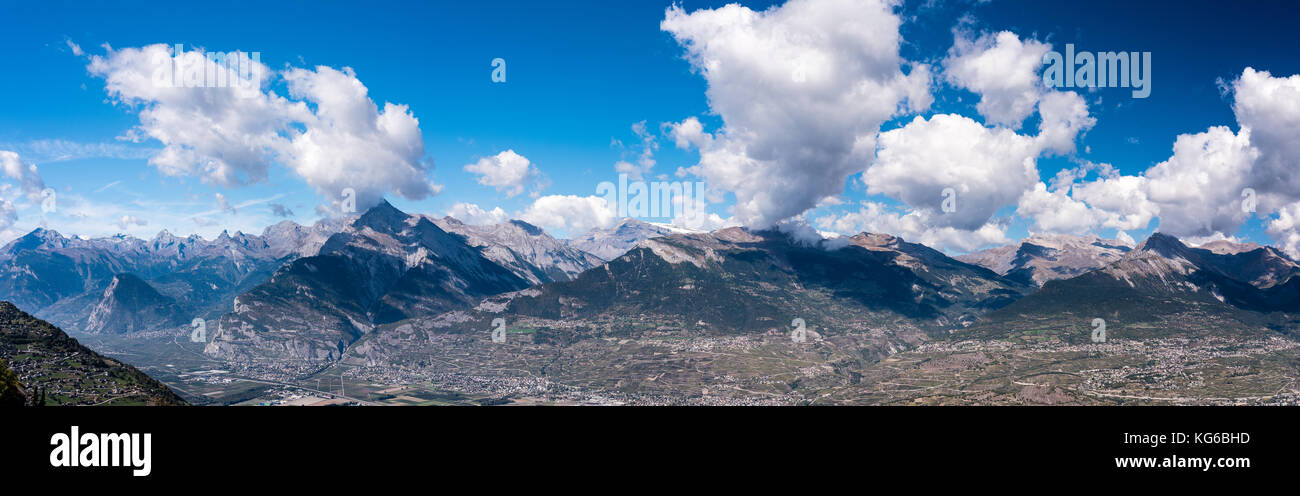Großes Panorama der Schweizer Alpen von Veysonnaz, alpine Berge mit ...