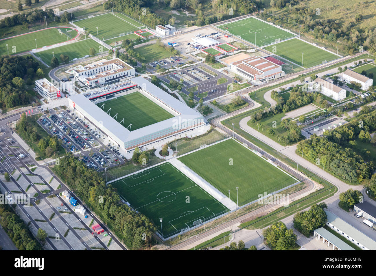 Luftaufnahme des FC Bayern München Sportplatz und Jugend Akademie ...