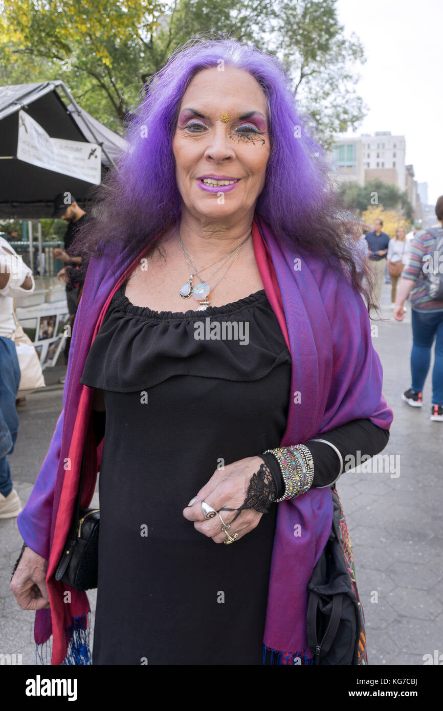 Eine Frau in den 60er Jahren mit lila Haaren, ungewöhnliche Augen Make ... Eine Frau in den 60er Jahren mit lila Haaren, ungewöhnliche Augen Make ...