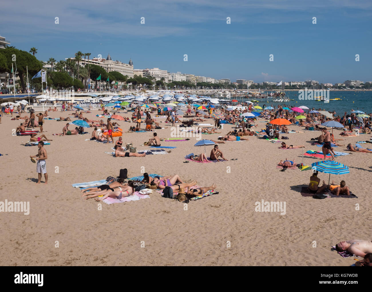 People Sunbathing On Cannes Beach Stockfotos und -bilder Kaufen - Alamy