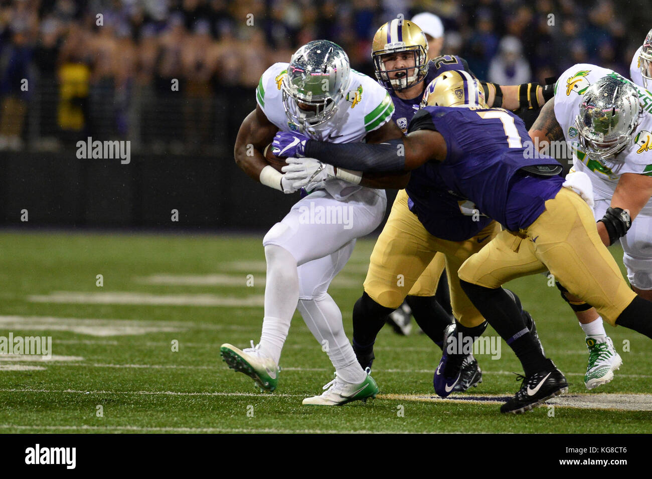 Seattle, WA, USA. 4 Nov, 2017. Keishawn Bierria (7) wickelt oben Oregon ...