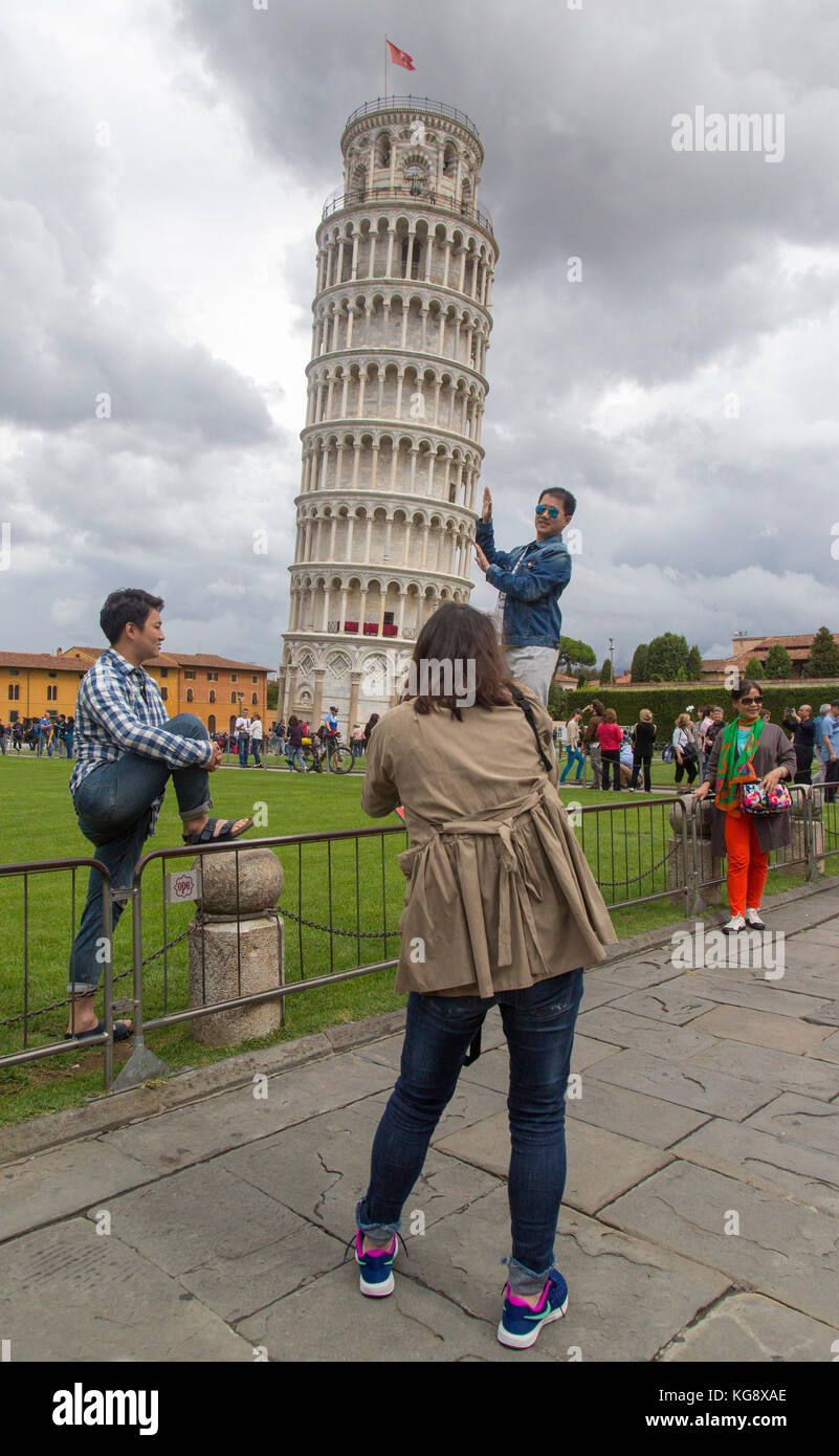 Tourists posing leaning tower pisa -Fotos und -Bildmaterial in hoher ...