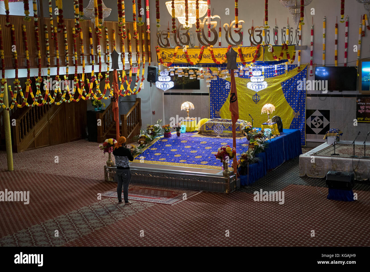 Eine einzelne Anbeter in der Baba Makhan Shah Lobana Sikh Center auf ...